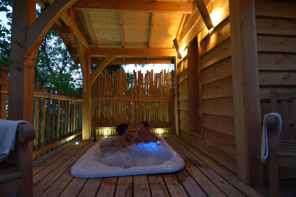 Location Cabane dans les arbres à Clairac avec jacuzzi et piscine - Introuvable